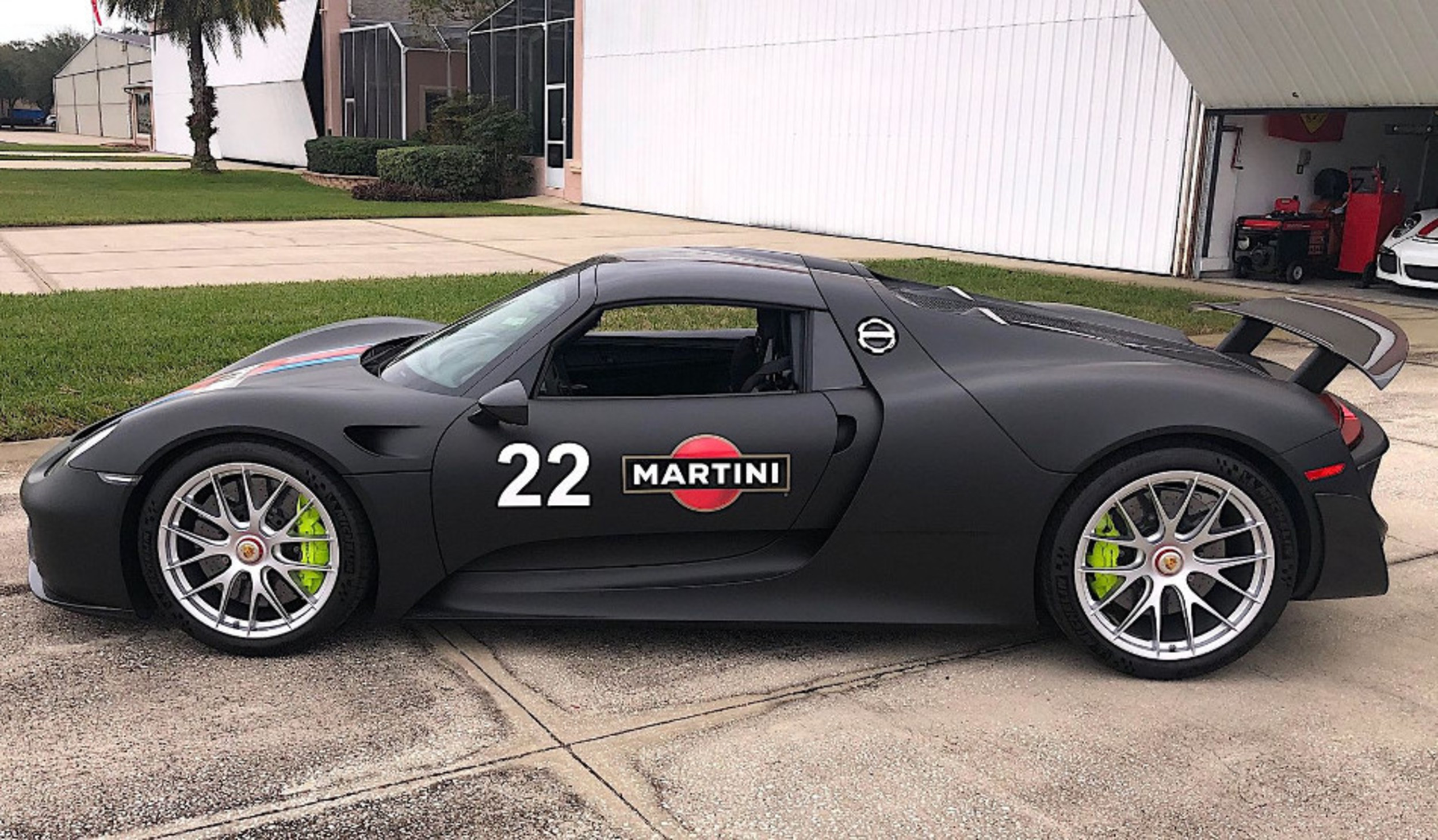 A la venta un Porsche Spyder 918 Matte Black - Motor y Racing