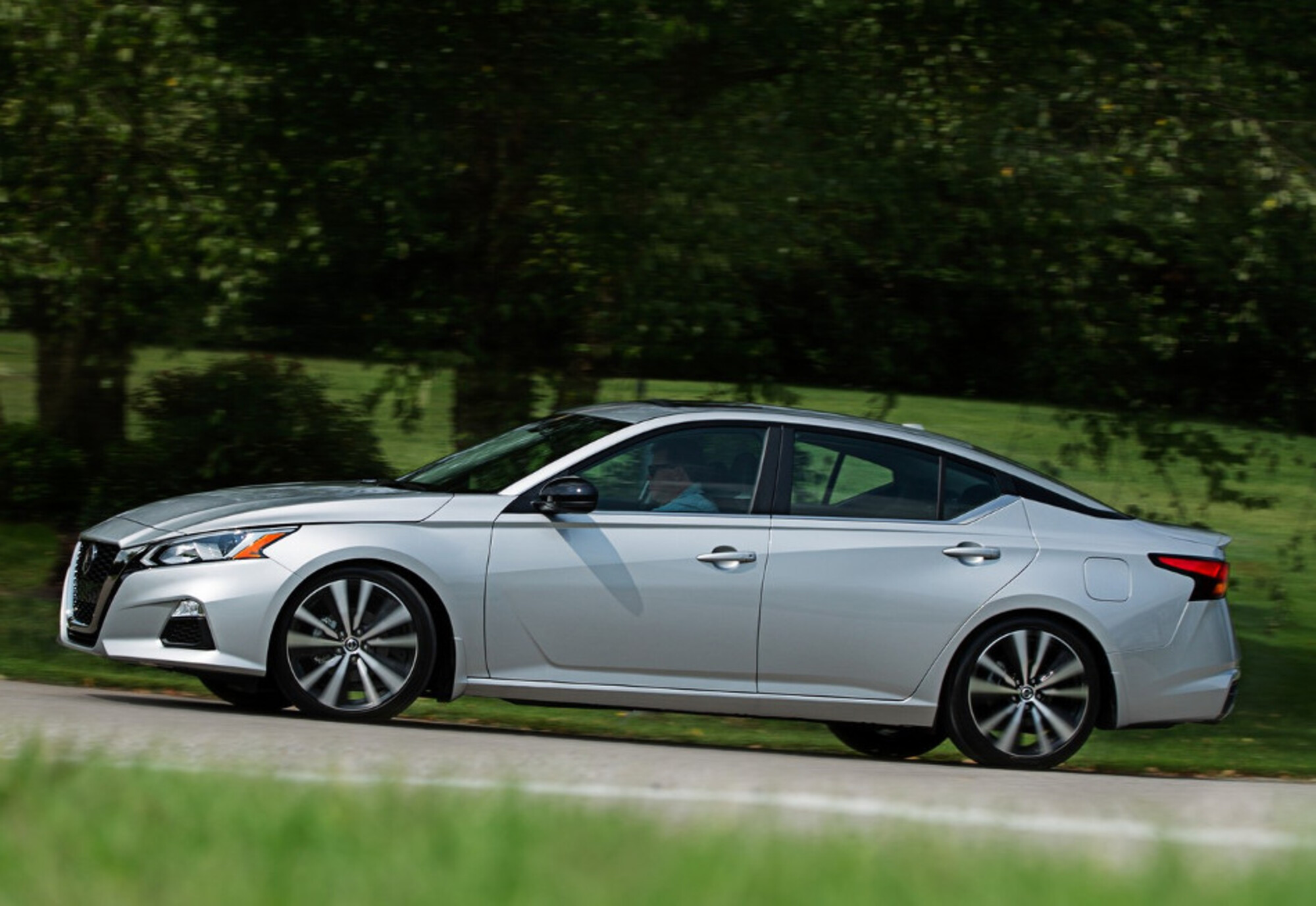 Nissan Altima Midnight Edition 2022 - Motor y Racing